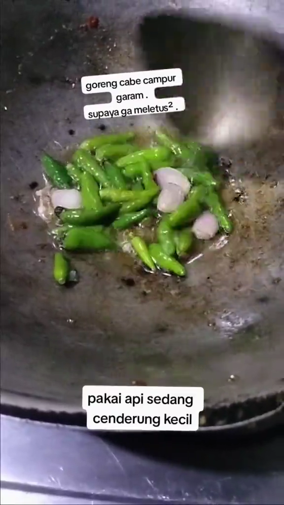 Jangan dibelah atau ditusuk, trik goreng cabai agar tak meletus ini ... Jangan dibelah atau ditusuk, trik goreng cabai agar tak meletus ini ...