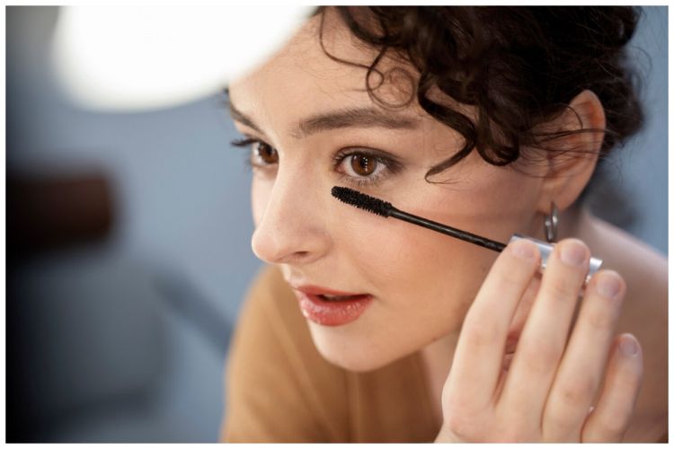 Cara unik wanita pakai maskara agar bulu mata lebih lentik, siapa ...
