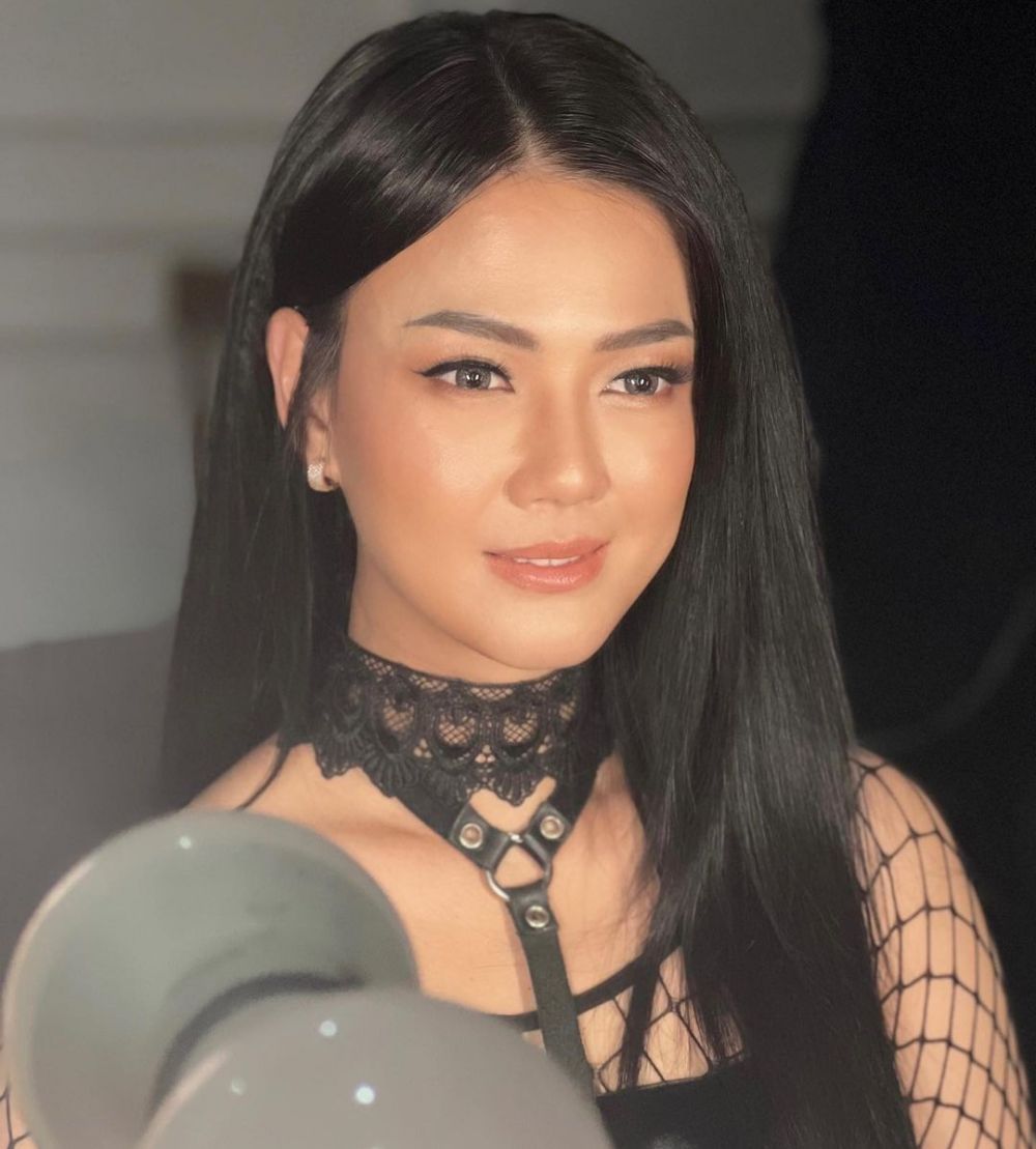 Ngaku biasa tak pakai bedak, intip 9 foto Nita Gunawan bermakeup tebal