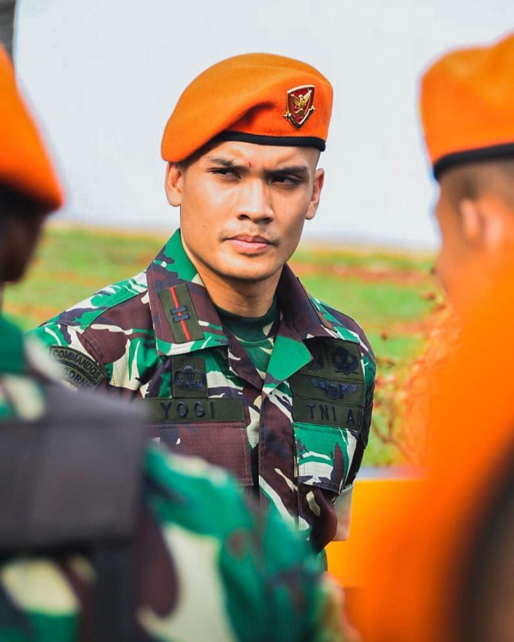 Gaya 13 seleb pria pakai seragam TNI, Deddy Corbuzier tampil gagah Gaya 13 seleb pria pakai seragam TNI, Deddy Corbuzier tampil gagah