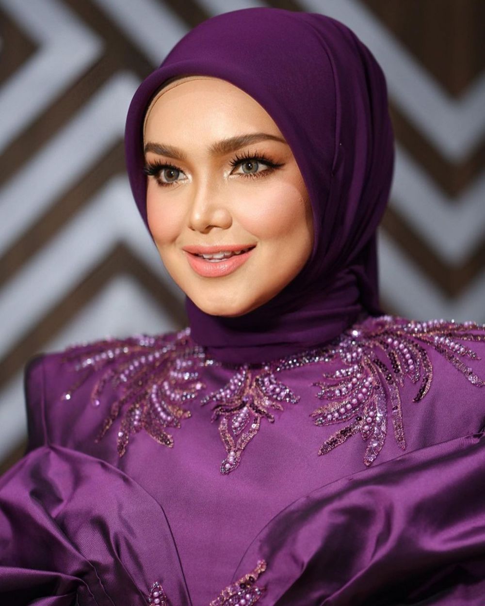 Tampil di Konser Kemenangan D'Academy 5, ini 9 potret Siti Nurhaliza yang disebut awet muda