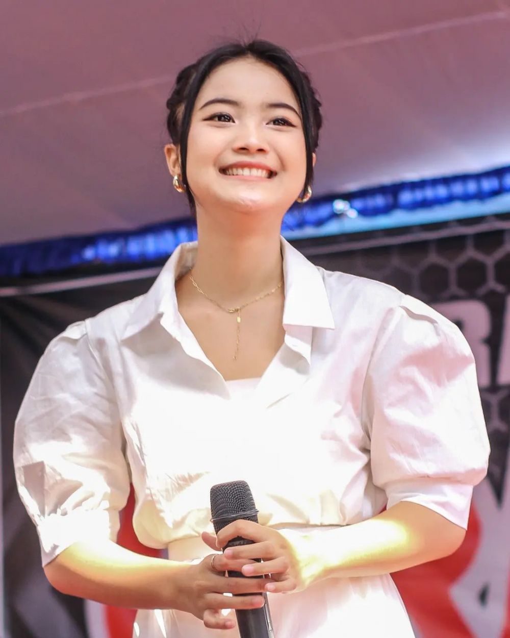 Ikuti jejak sang kakak jadi penyanyi dangdut, intip 11 pesona Yesa Oktafia adik Yeni Inka