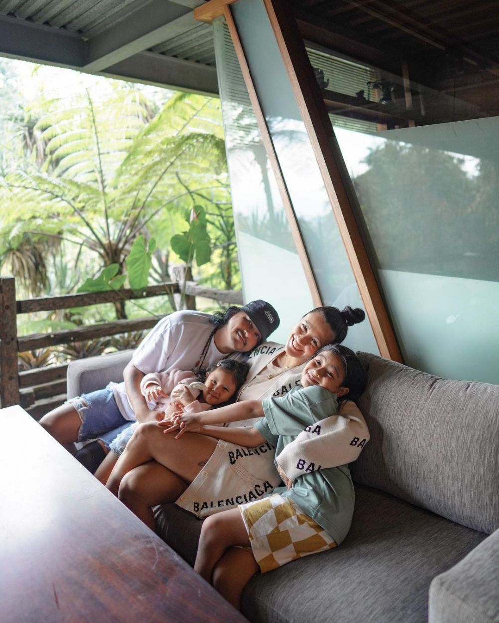 Bocah imut ini pernah jadi ratu FTV kini jadi hot mom, intip 11 potret terbarunya