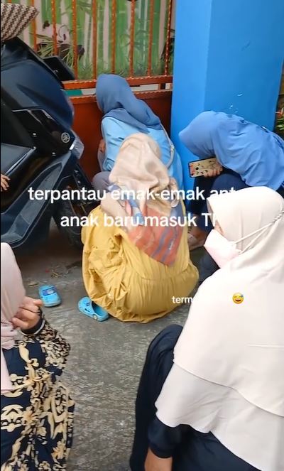 Momen kocak emak antarkan anak hari pertama masuk TK, kelakuannya di depan gerbang bikin nyengir