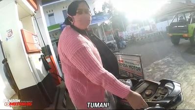 Momen kocak ibu-ibu serobot antrean di SPBU ini bikin geleng kepala, sikap petugas banjir pujian