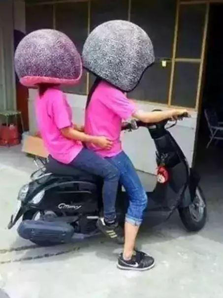 Berani tampil beda, 11 potret kocak orang pakai helm antimainstream ini sukses mengundang tawa