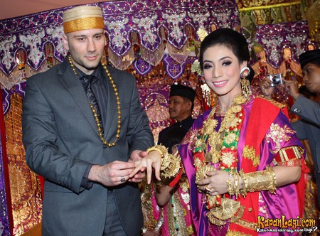 Kini jadi single mom usai cerai dengan bule Turki, intip 11 transformasi Siti KDI