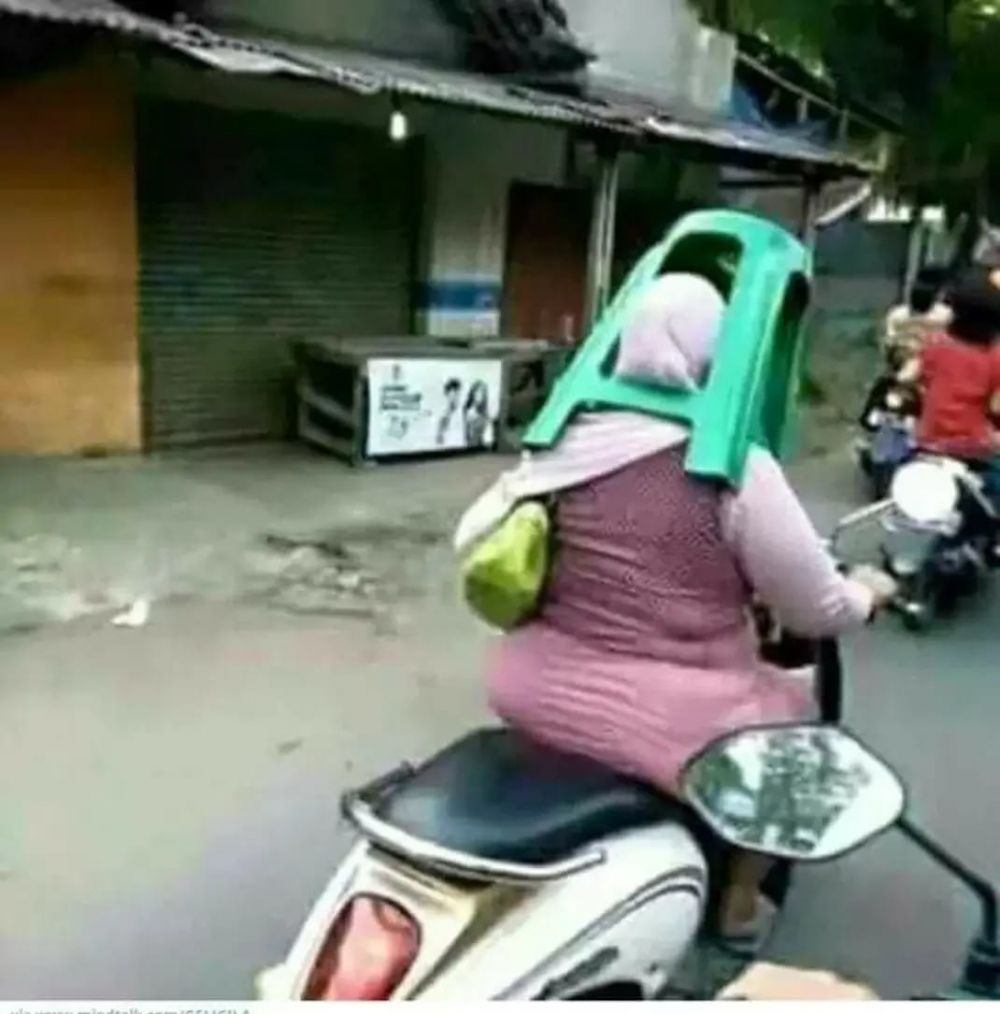 Definisi tak ada rotan akar pun jadi, 11 potret kocak benda jadi pengganti helm ini absurd abis