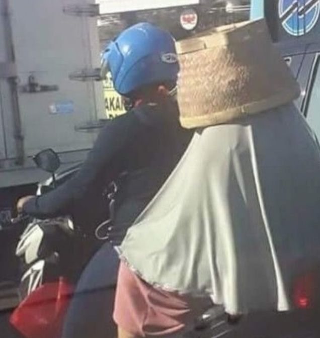 Definisi tak ada rotan akar pun jadi, 11 potret kocak benda jadi pengganti helm ini absurd abis
