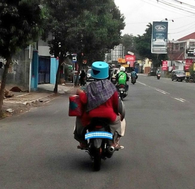 Definisi tak ada rotan akar pun jadi, 11 potret kocak benda jadi pengganti helm ini absurd abis