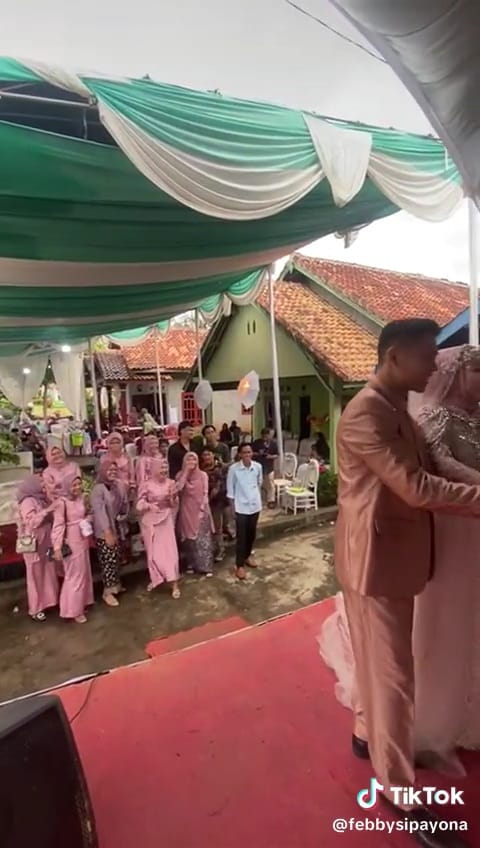 Udah ditunggu malah zonk, lemparan bunga oleh manten ini endingnya malah bikin sebal tamu undangan