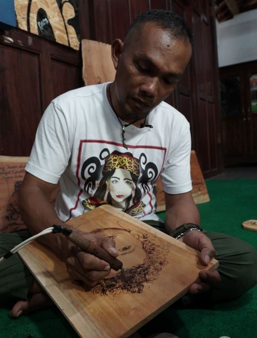 Seni lukis pyrography, pakai api sebagai tinta