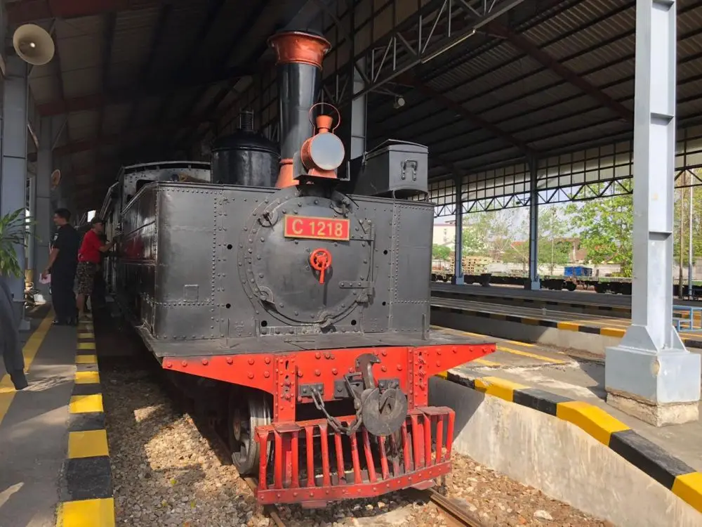 Berkeliling Kota Solo dengan kereta uap zaman dulu, seru! Berkeliling Kota Solo dengan kereta uap zaman dulu, seru!