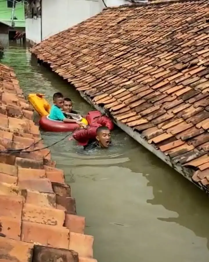 Aksi heroik marinir terjang banjir 3 meter demi selamatkan balita Aksi heroik marinir terjang banjir 3 meter demi selamatkan balita