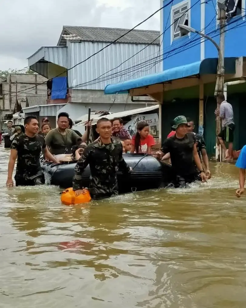 Aksi heroik marinir terjang banjir 3 meter demi selamatkan balita Aksi heroik marinir terjang banjir 3 meter demi selamatkan balita