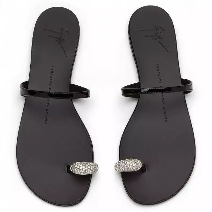 40 Jenis model sepatu cewek yang bikin penampilan stylish