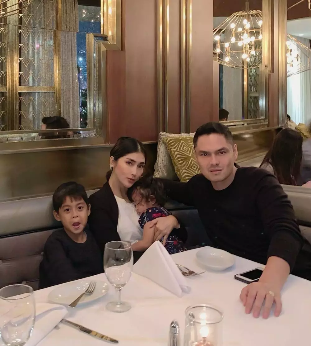 8 Potret kompak keluarga Eva Anindita, si antagonis di Samudra Cinta