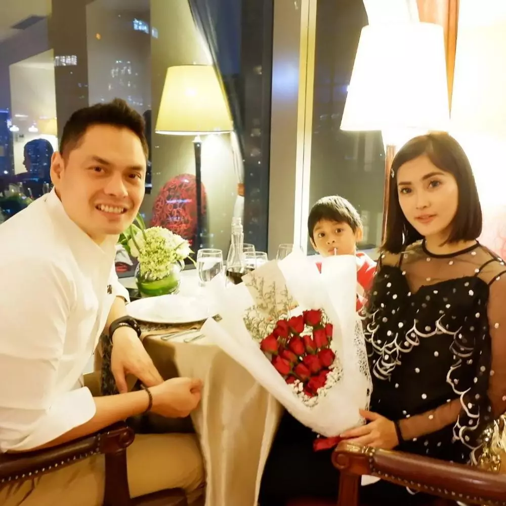 8 Potret kompak keluarga Eva Anindita, si antagonis di Samudra Cinta