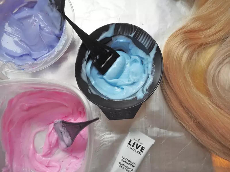 Belum berani ke salon, ini 5 cara mewarnai rambut sendiri di ruma