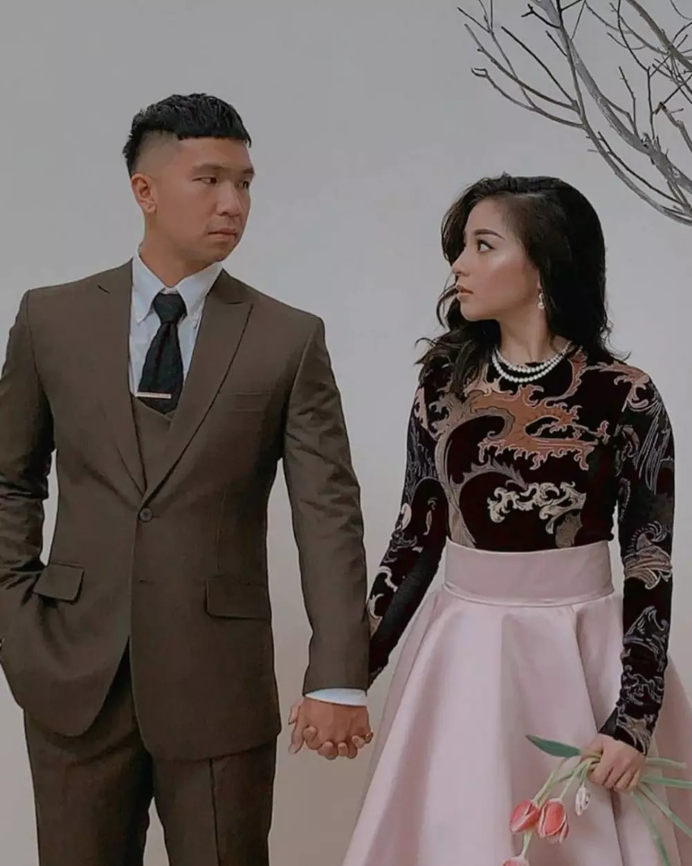 7 Potret prewedding Nikita Willy dan Indra Priawan, kece pakai batik