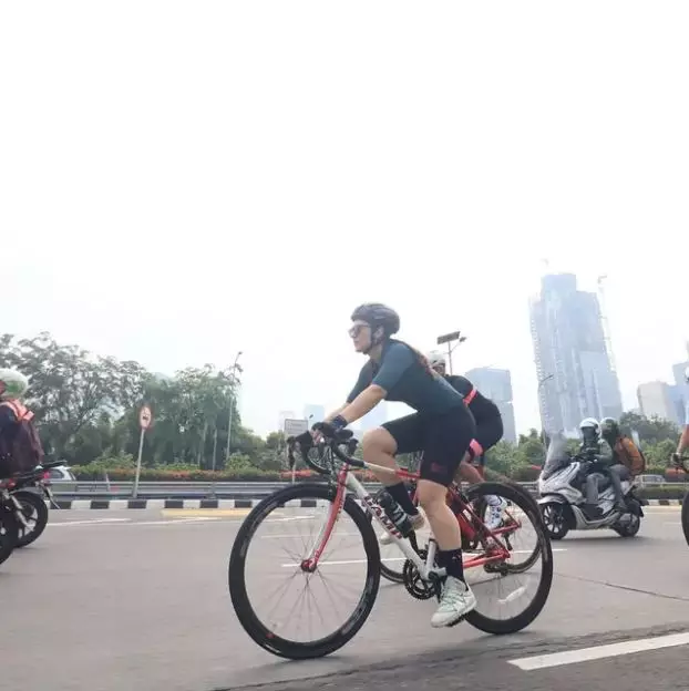 8 Pesona Wulan Guritno saat bersepeda, tetap stylish dan sporty