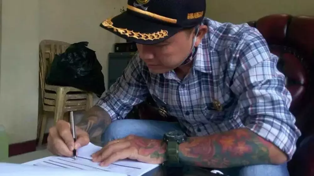 5 Fakta Hoho Alkaf, Kades yang viral karena bertato di sekujur tubuh