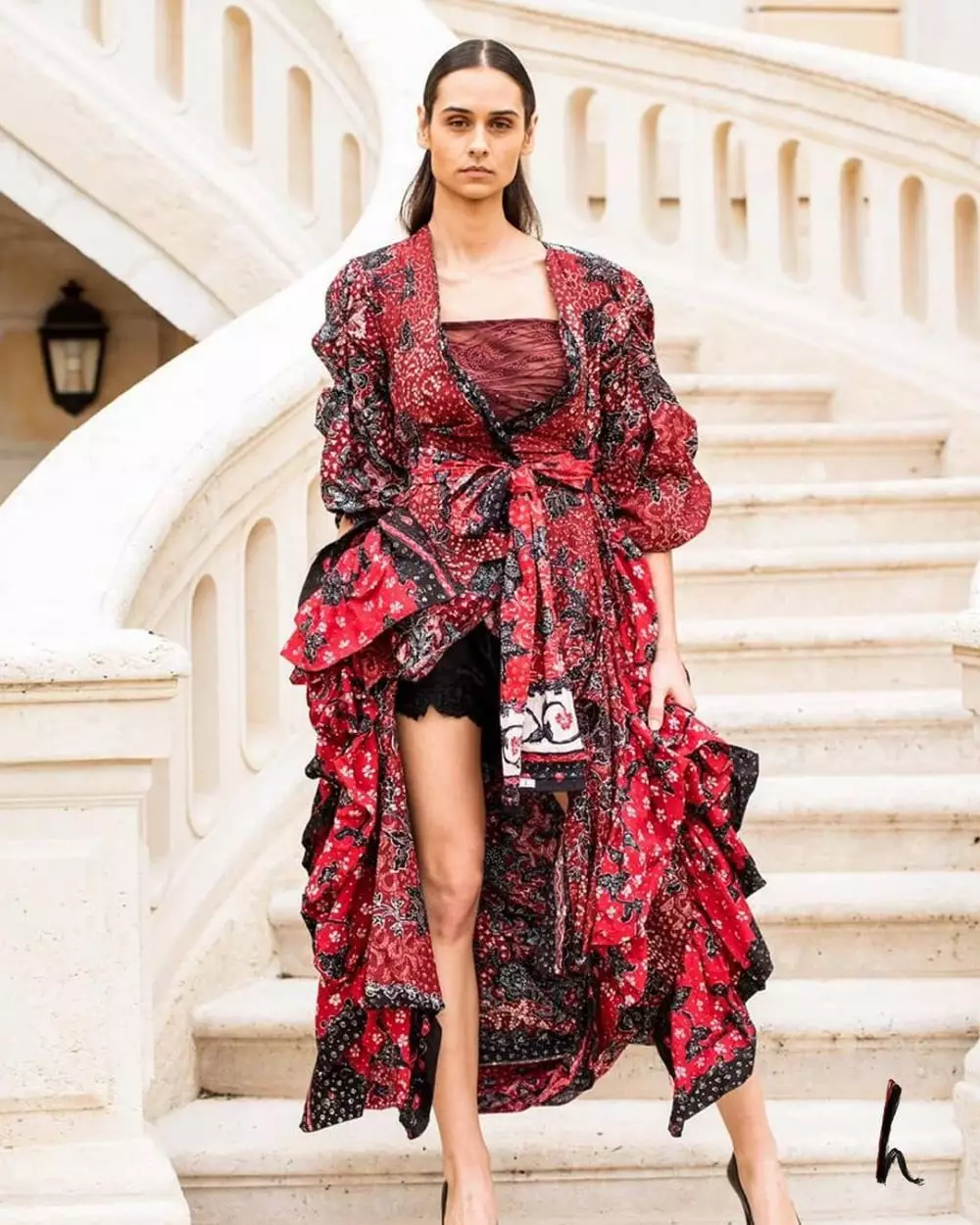 6 Potret outfit batik khas Lasem yang melenggang di Paris Fashion Week