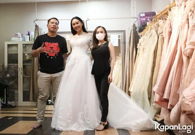 10 Momen Kalina Ocktaranny fitting baju pengantin, elegan serba putih 10 Momen Kalina Ocktaranny fitting baju pengantin, elegan serba putih