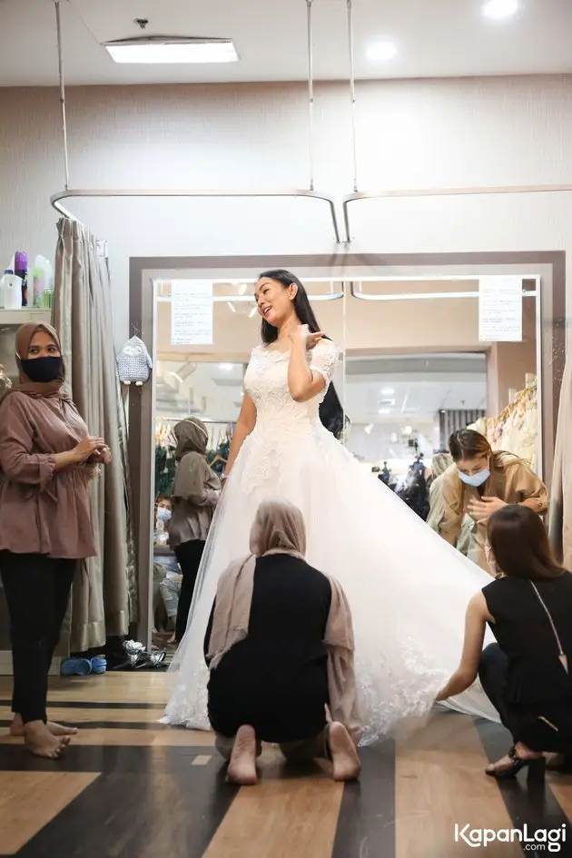 10 Momen Kalina Ocktaranny fitting baju pengantin, elegan serba putih 10 Momen Kalina Ocktaranny fitting baju pengantin, elegan serba putih