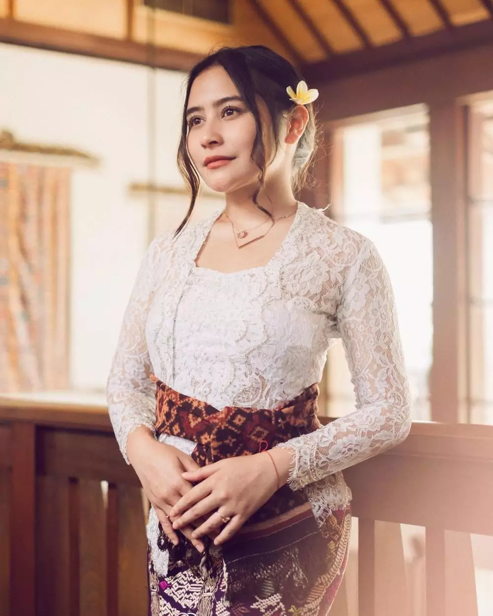 9 Potret Prilly Latuconsina pakai kebaya Bali, pesonanya bikin terpana