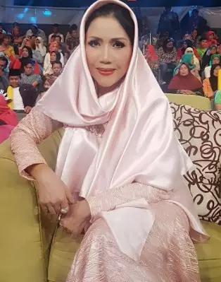 10 Potret terbaru Rita Sugiarto, awet muda dan glamor di usia 60 tahun