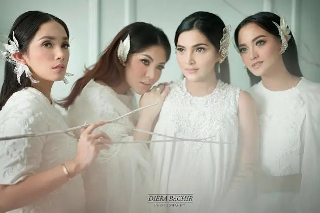 Usung konsep ala bidadari, maternity shoot 7 seleb ini bagai lukisan Usung konsep ala bidadari, maternity shoot 7 seleb ini bagai lukisan