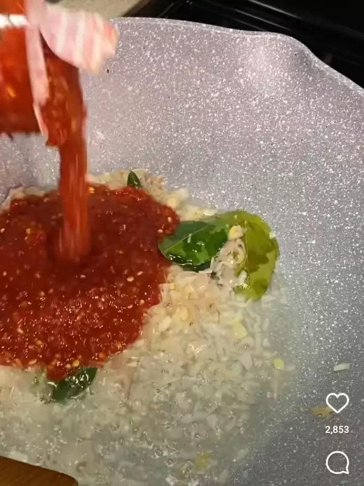 9 Trik Sarah Azhari bikin ayam suwir, wangi dan mudah ditiru