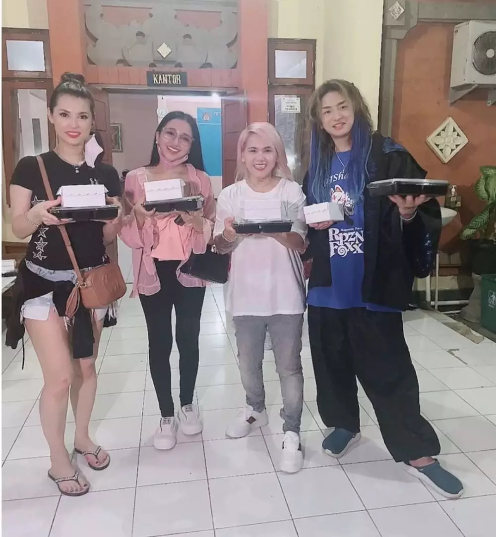 11 Momen Maria Ozawa di Bali, kunjungi panti hingga video call Raffi