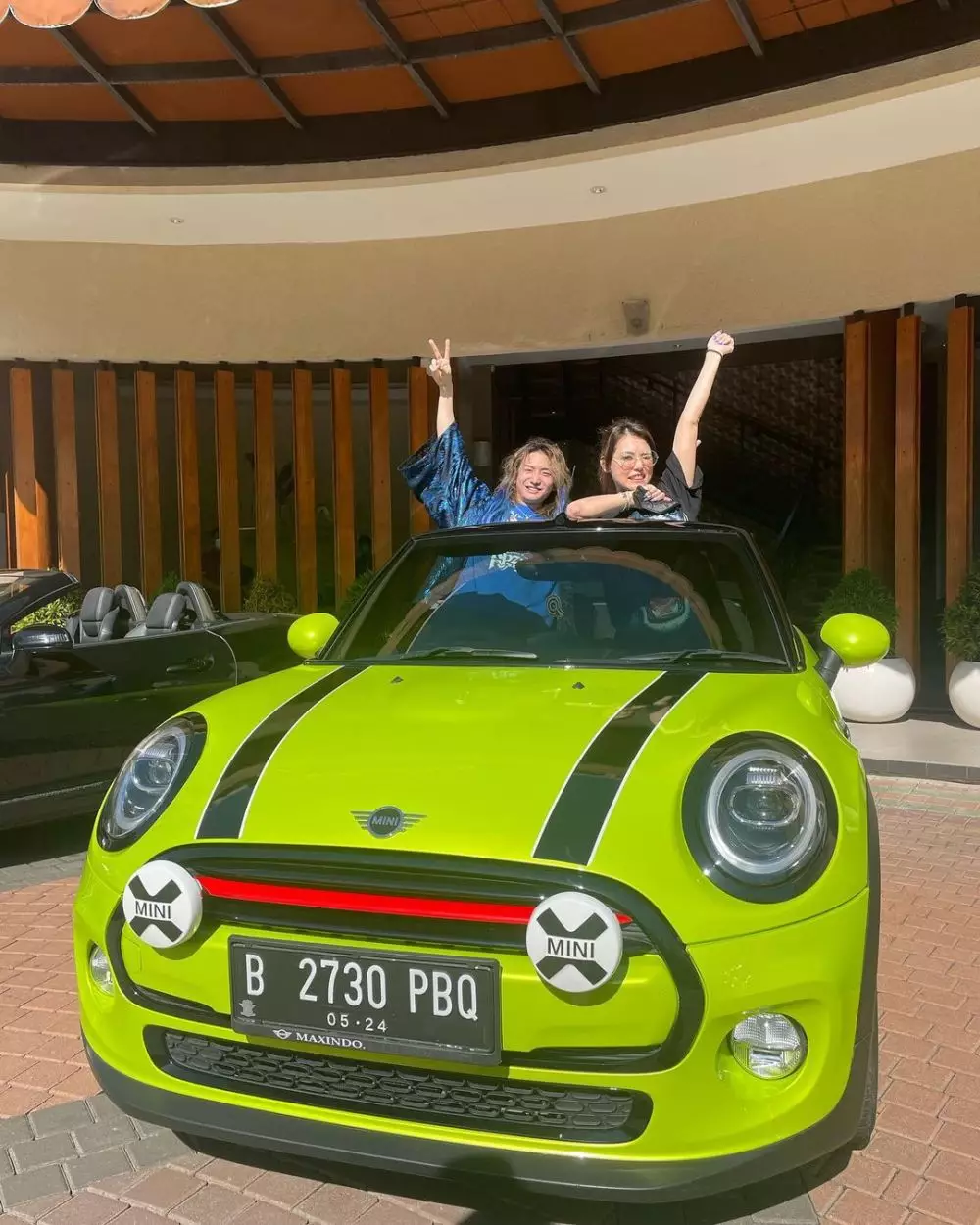 11 Momen Maria Ozawa di Bali, kunjungi panti hingga video call Raffi