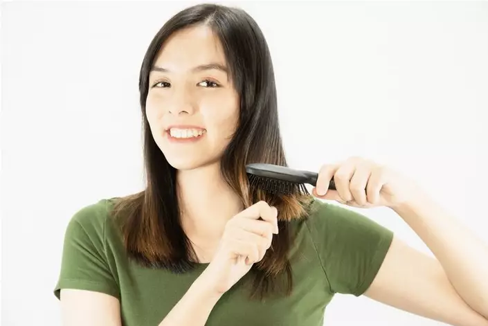 8 Tips merawat rambut bleaching agar tetap sehat, gunakan hair oi