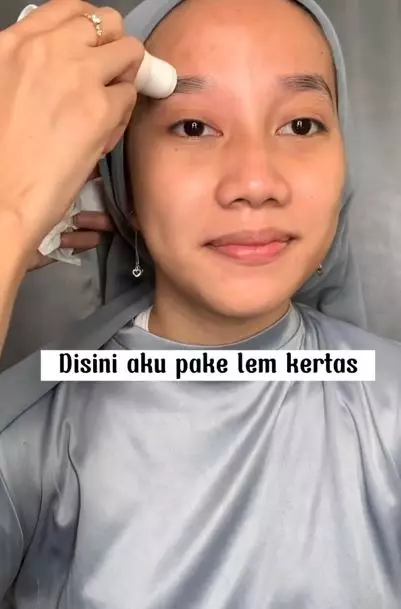 Cara membuat alis rapi dan simetris ala MUA ini mudah ditiru