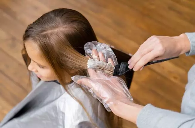 5 Cara mengecat rambut yang mulai beruban, warnai secara berkala