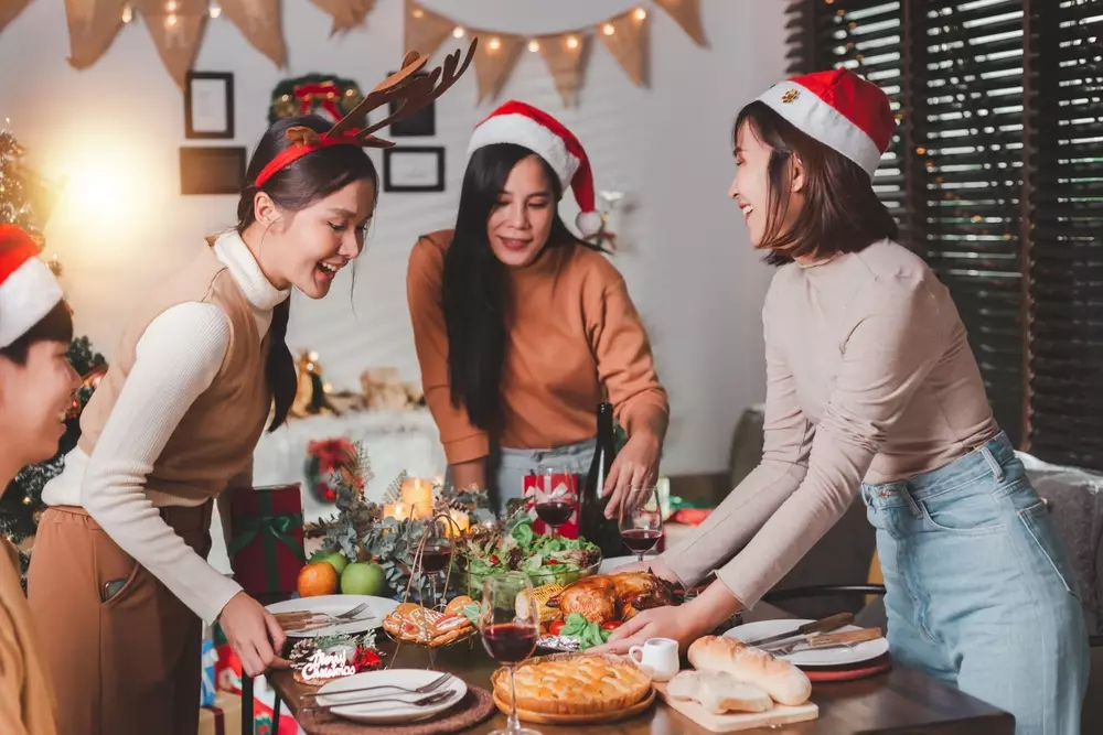 Si kecil bisa tersenyum tanpa paksaan, ini 5 ide pose foto rayakan Natal bersama keluarga di rumah