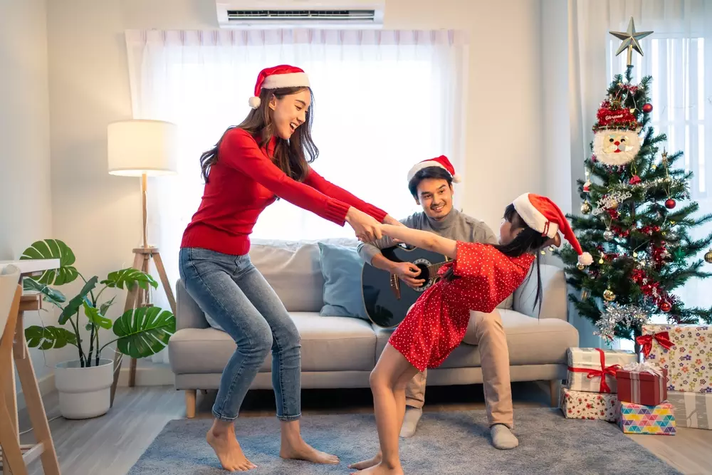 Si kecil bisa tersenyum tanpa paksaan, ini 5 ide pose foto rayakan Natal bersama keluarga di rumah