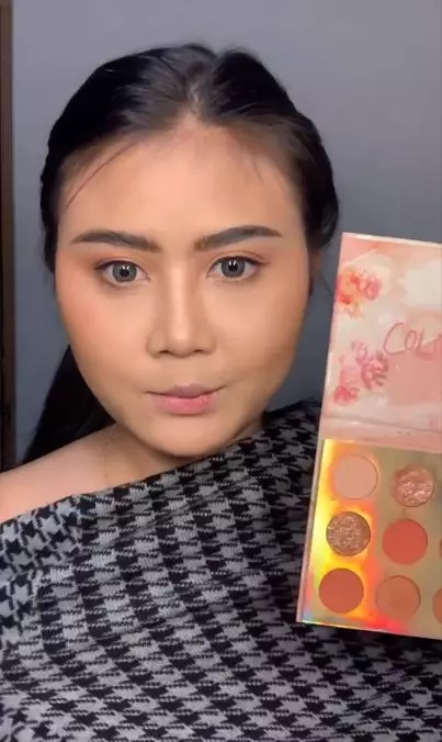 Bukan pakai lipstik, ini trik warnai bibir agar lebih fresh pakai