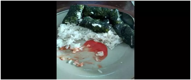 11 Potret kocak kelakuan nyeleneh warga +62 makan sushi ini bikin ngelus dada, nggak gitu caranya