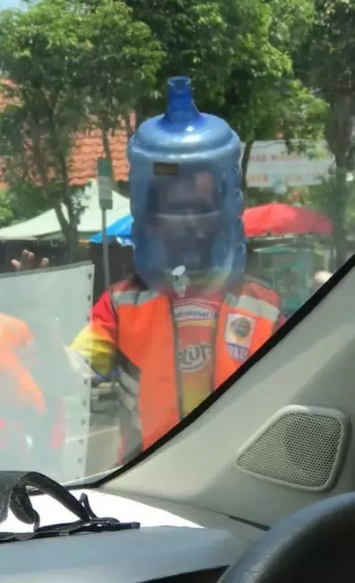 Berani tampil beda, 11 potret kocak orang pakai helm antimainstream ini sukses mengundang tawa