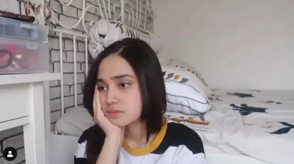 Pecinta BTS garis keras, 9 potret kamar tidur Syifa Hadju ini dekorasinya bikin ARMY mupeng