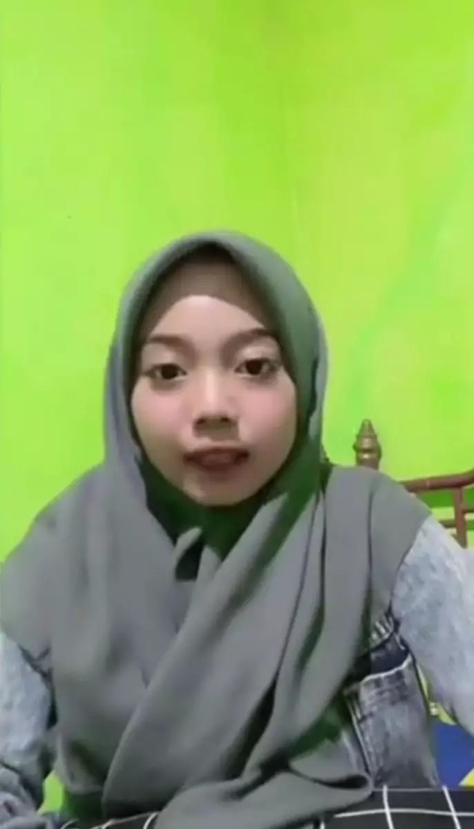 Viral woman wears toga and sash with MIPA degree while celebrating high school graduation ...