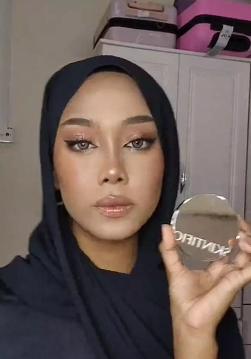 The make-up transformation of this girl with brown skin and panda eyes ...