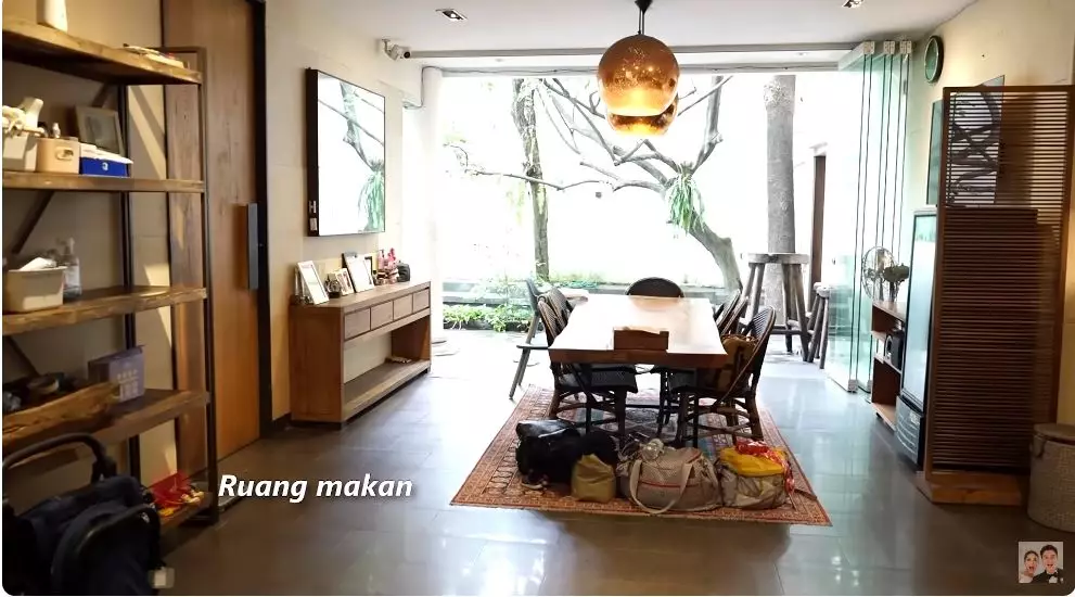 Dapur Baim Wong interiornya unik ada rak buku, 9 potretnya ini serasa nongkrong di perpustakaan