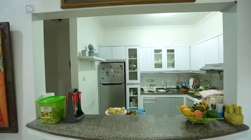 Simpel dilengkapi mini bar, intip 9 potret dapur dokter Boyke di rumah bergaya klasik