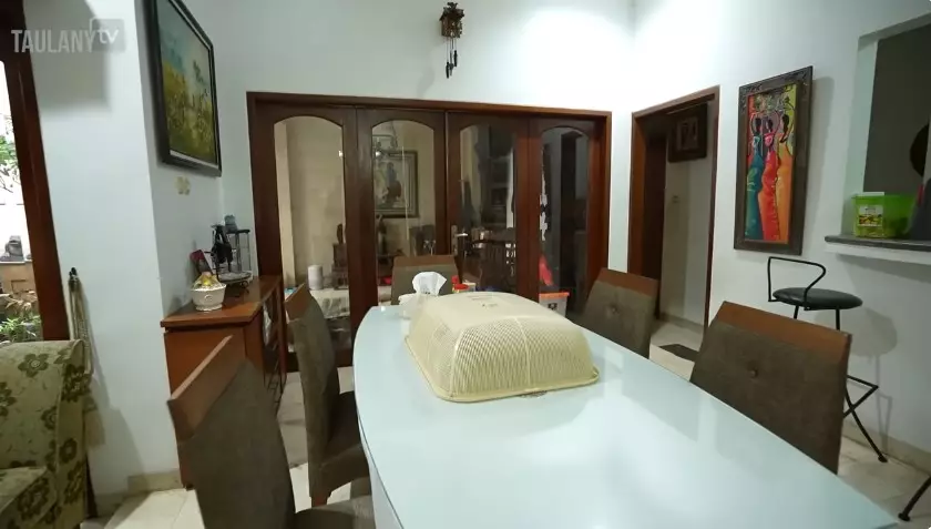 Simpel dilengkapi mini bar, intip 9 potret dapur dokter Boyke di rumah bergaya klasik