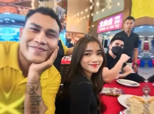 Verrell Bramasta temani Fuji kerja di Malaysia, 9 momen kebersamaannya ramai didoakan netizen ...